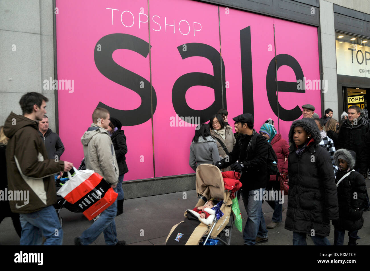 Shoppers on oxford st hi-res stock photography and images - Alamy