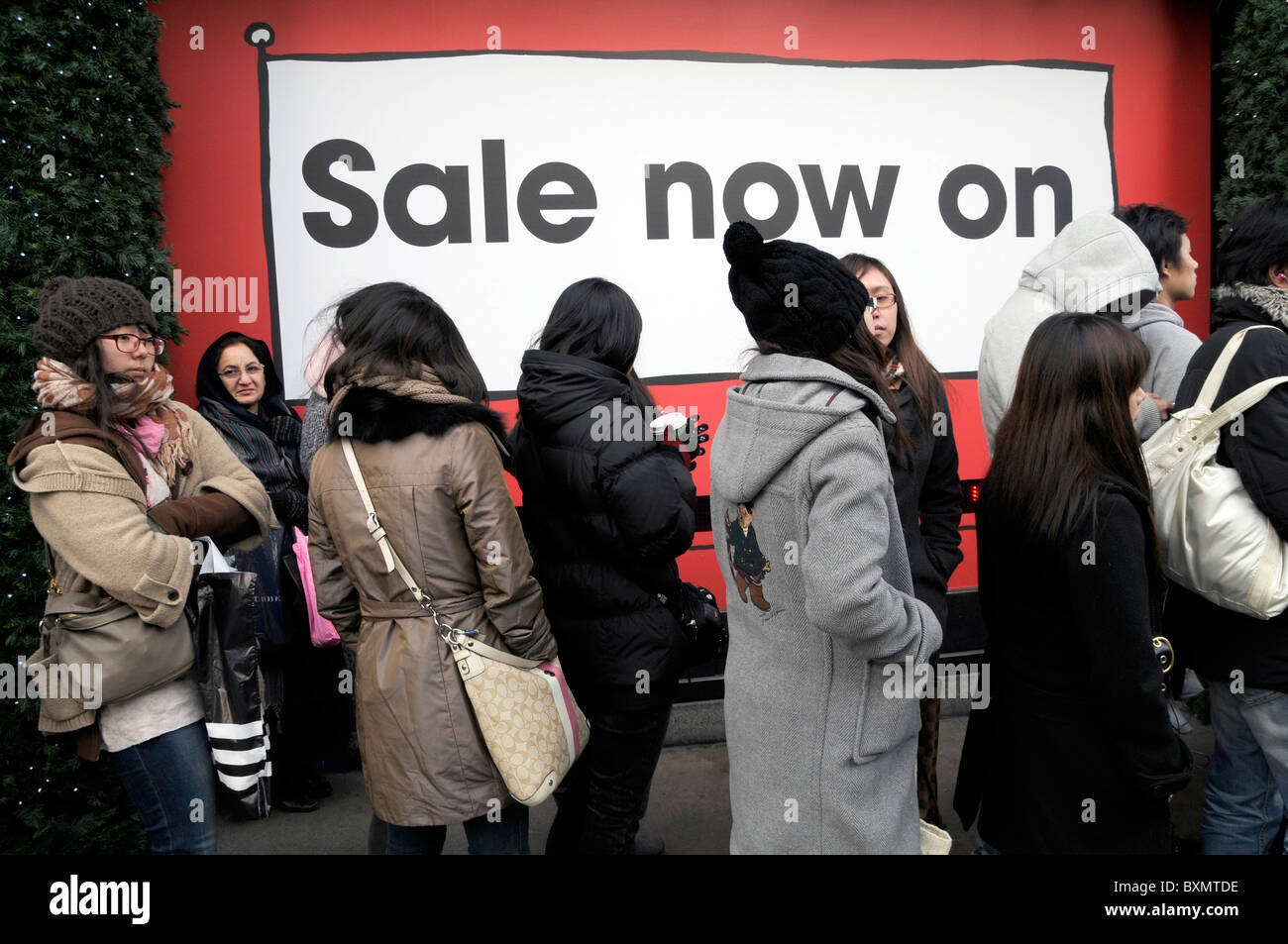 Shoppers queue outside selfridges hi-res stock photography and images ...