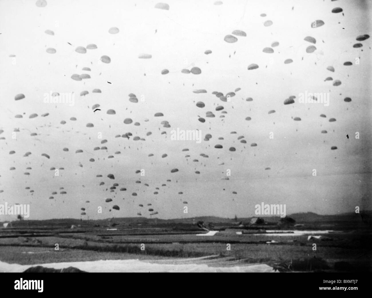Airborne drop Black and White Stock Photos & Images - Alamy