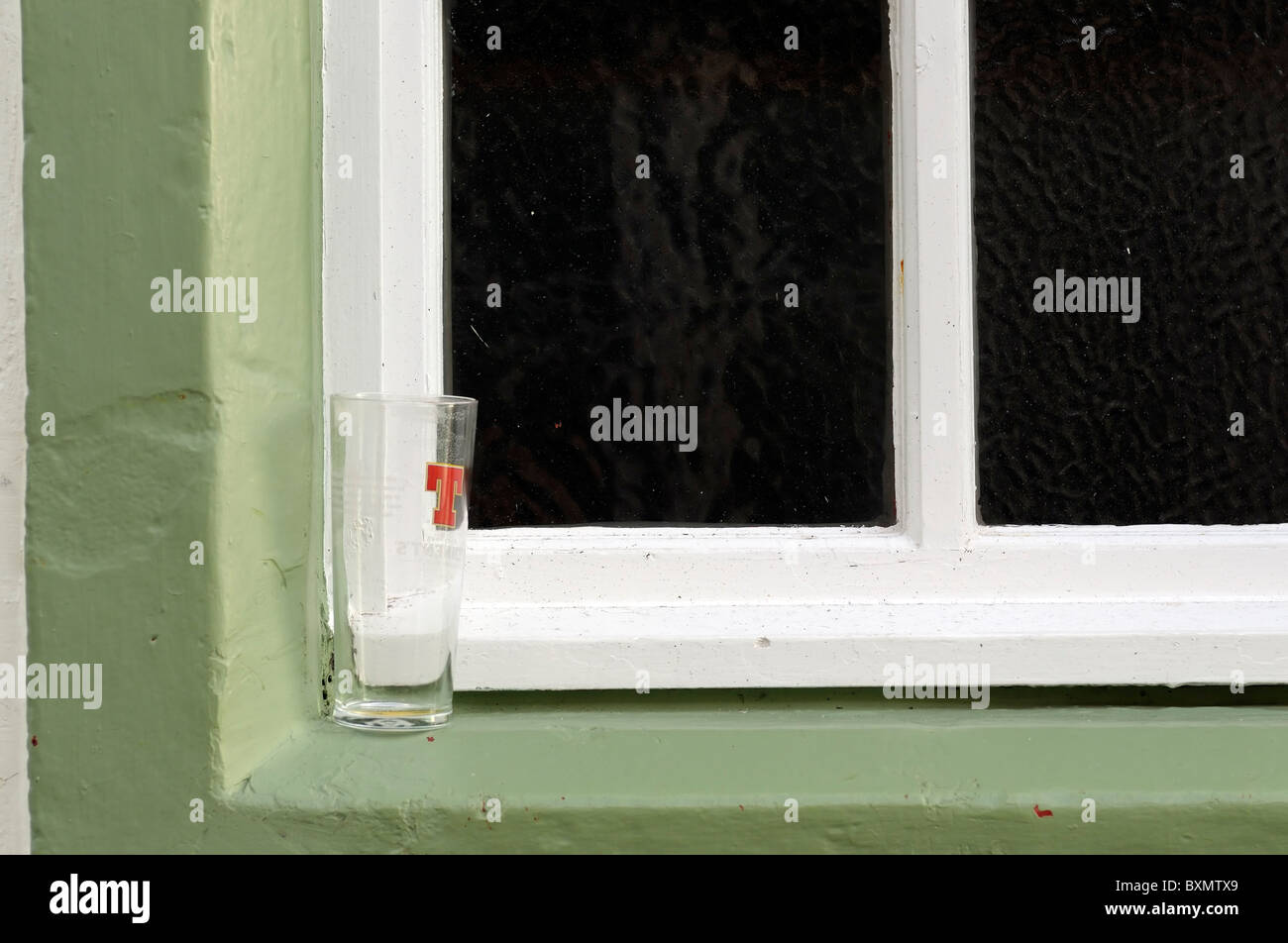 Pub glass window hi-res stock photography and images - Alamy