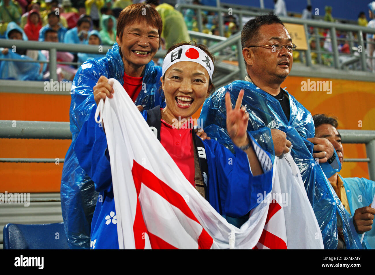 Japanese female giving peace sign hi-res stock photography and images ...