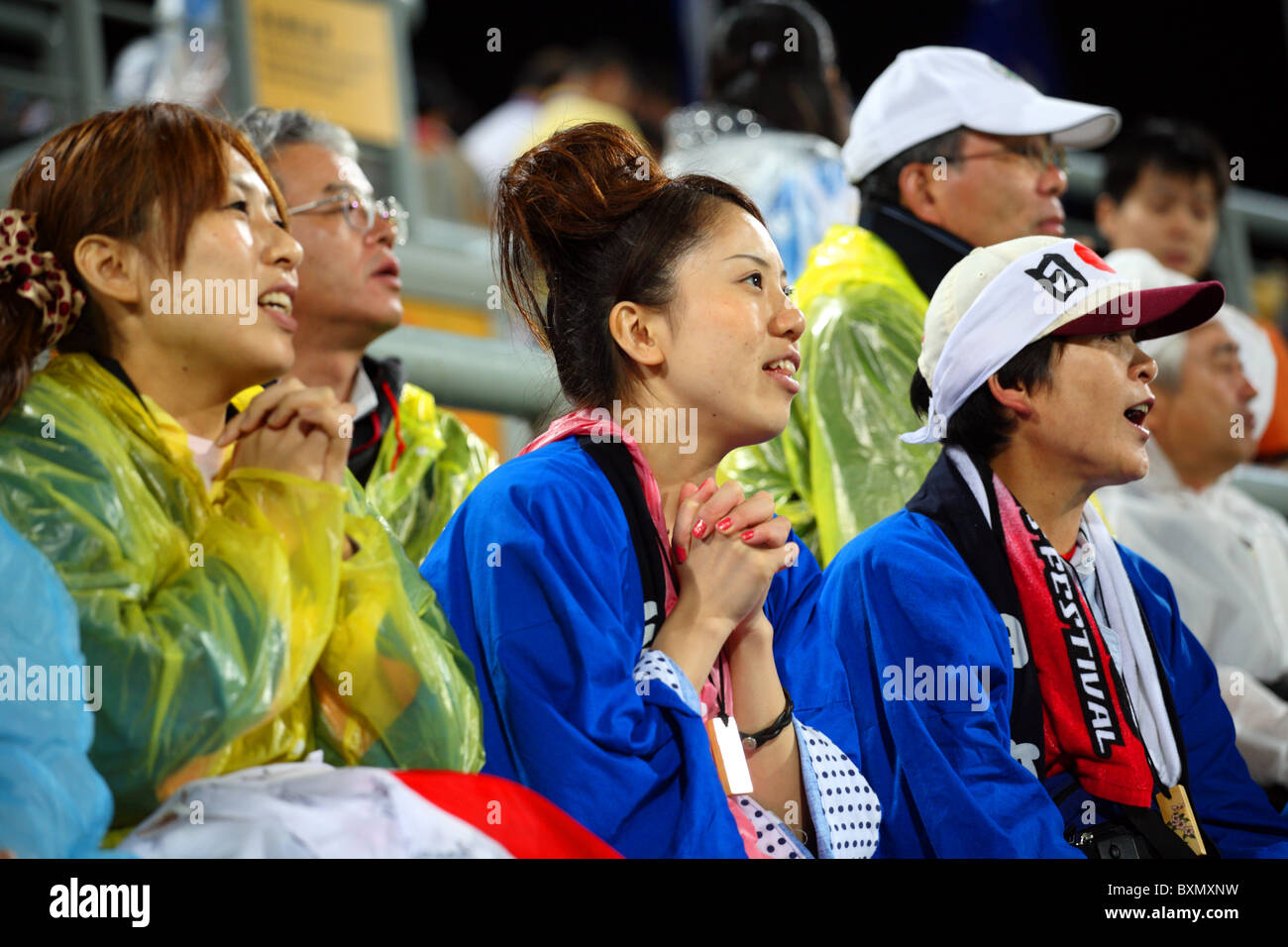 Clapping spectators hi-res stock photography and images - Alamy