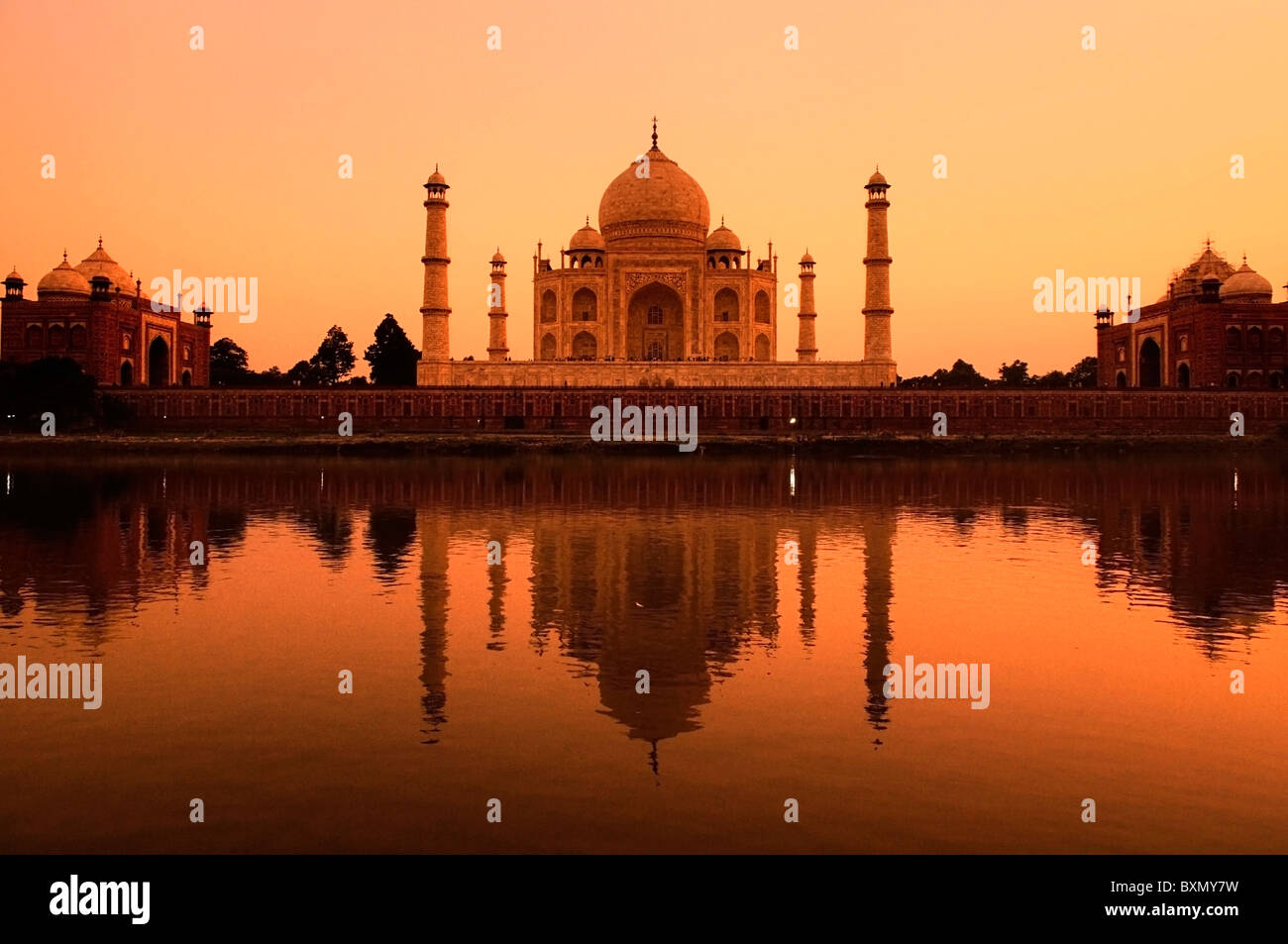 taj mahal during a beautiful sunset Stock Photo - Alamy