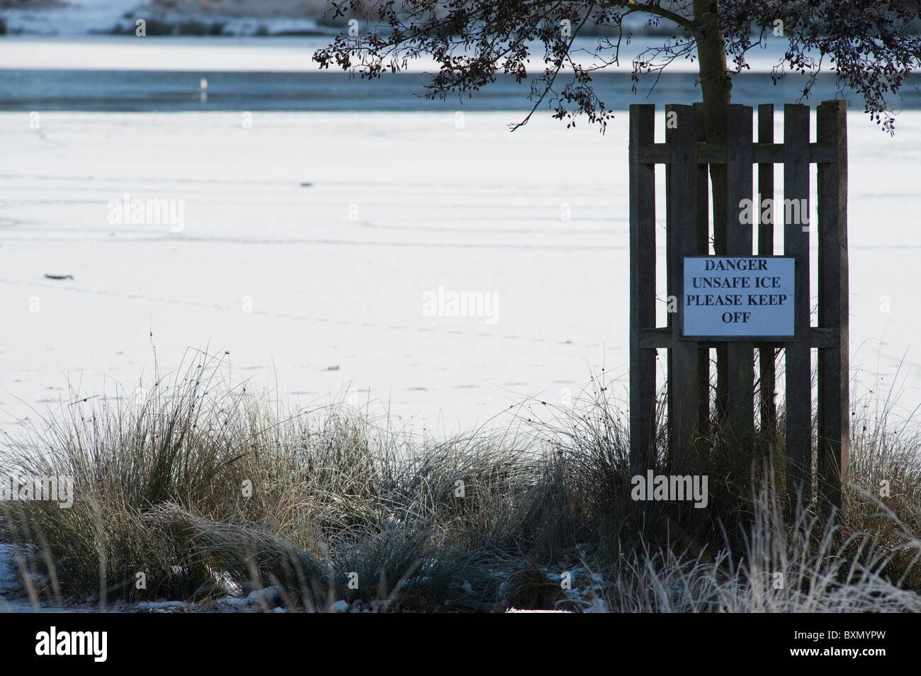 Unsafe ice warning sign hi-res stock photography and images - Alamy