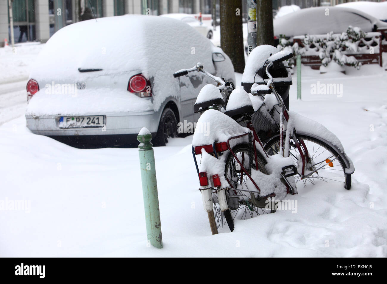 Wintertime. Snow covered cars, parking in the street Stock Photo - Alamy
