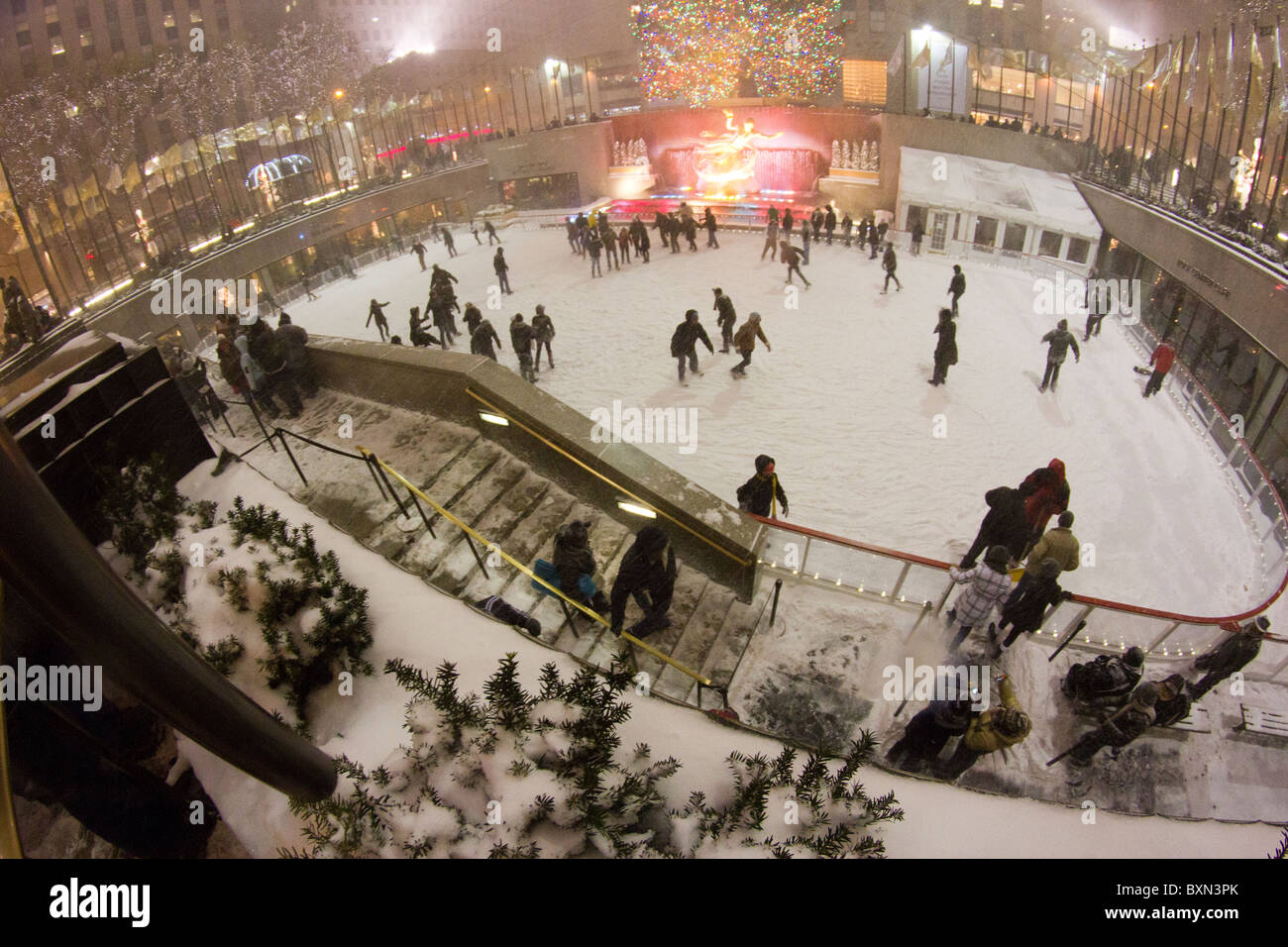 Intrepid skaters battle the elements at the rink in Rockefeller Center ...