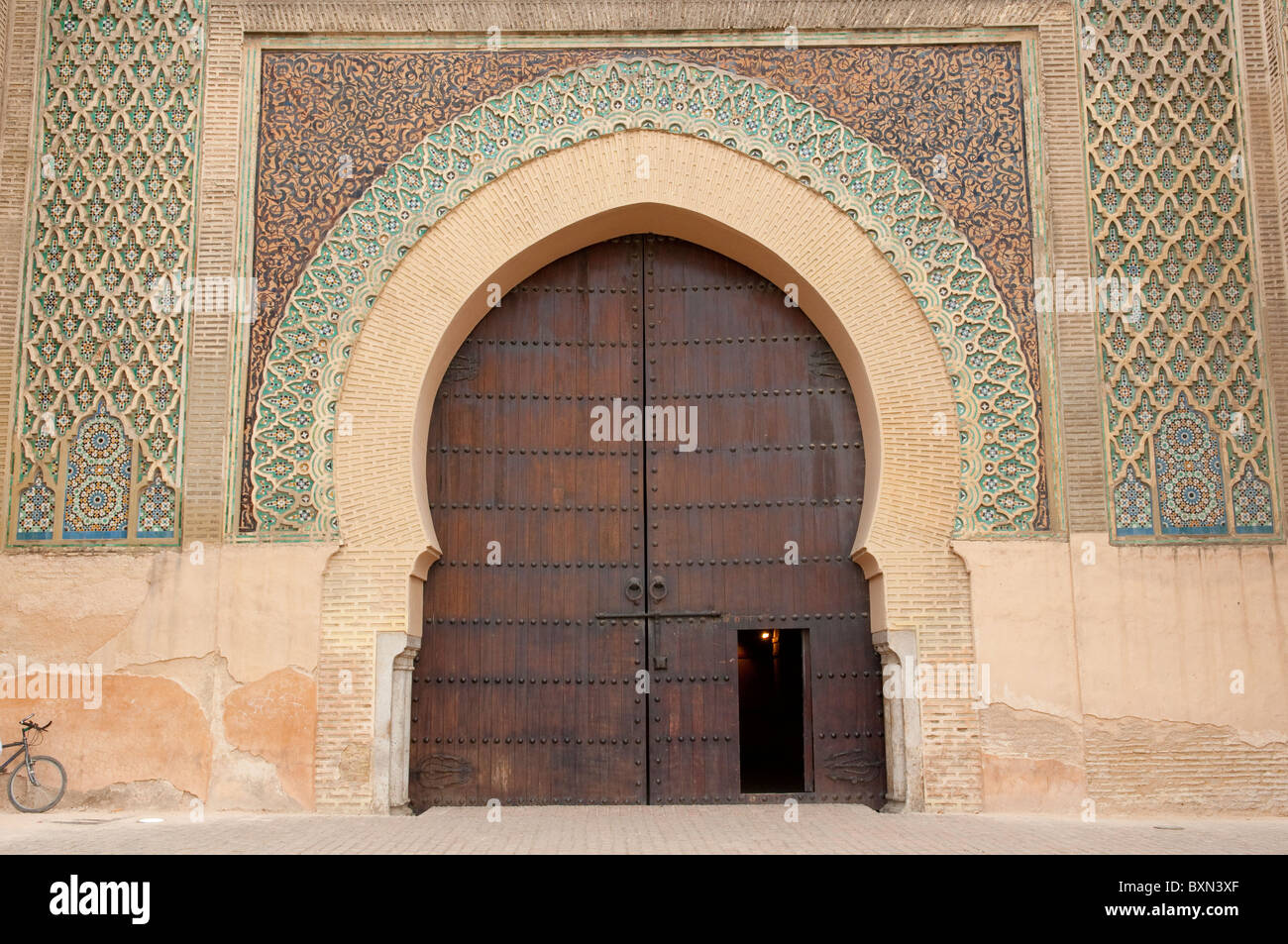 Arched doorway entrance mosque in hi-res stock photography and images ...