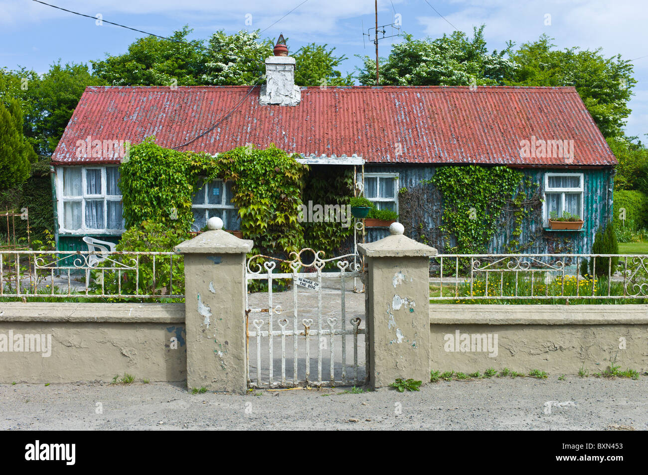 Corrugated iron cottages hi-res stock photography and images - Alamy