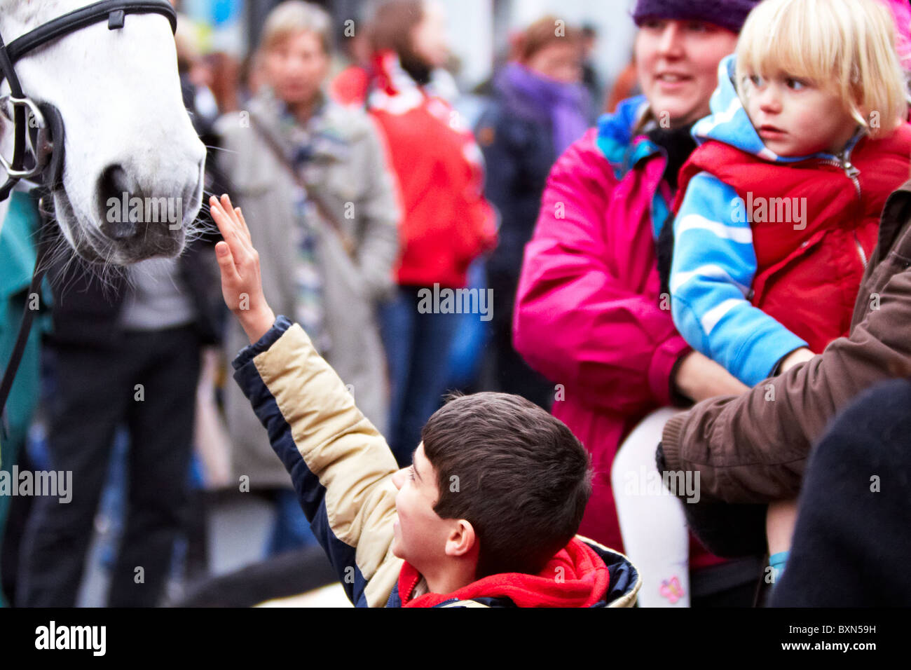 Pattting pat kid kids hi-res stock photography and images - Alamy