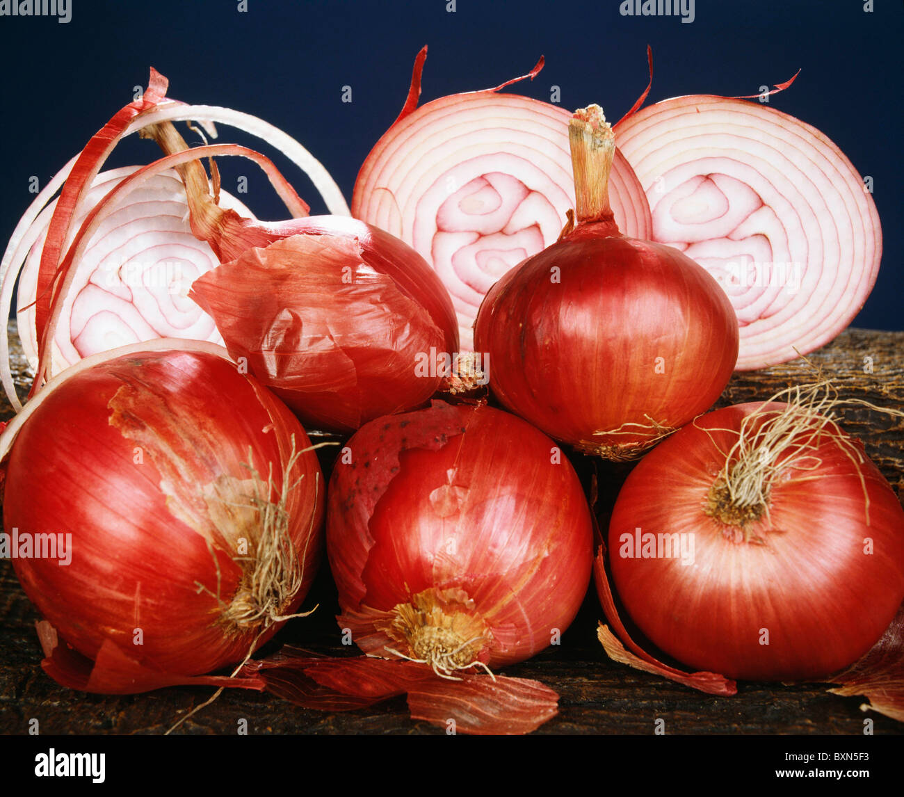 RED ONIONS / STUDIO Stock Photo - Alamy