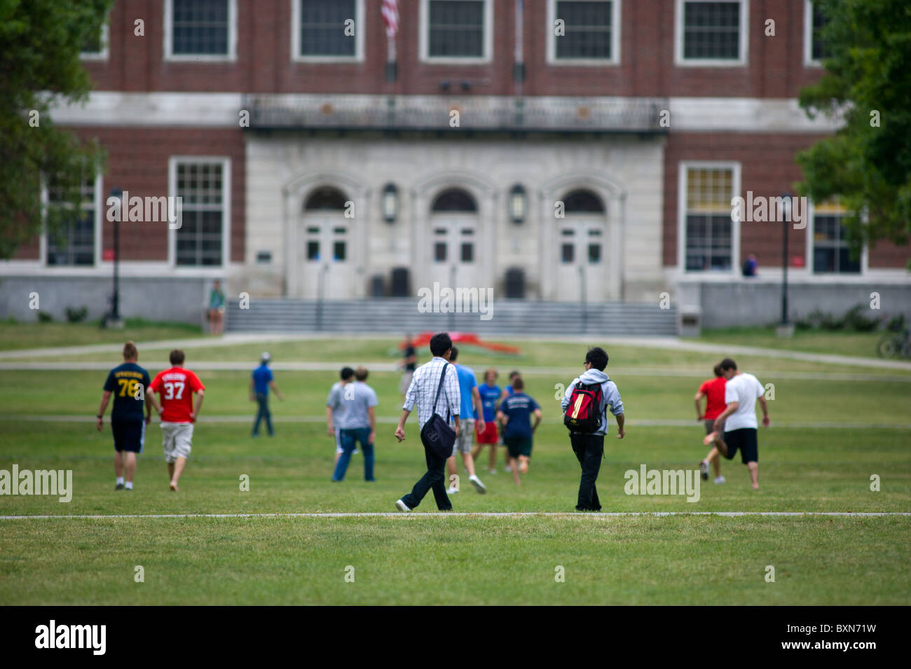 College campus hi-res stock photography and images - Alamy