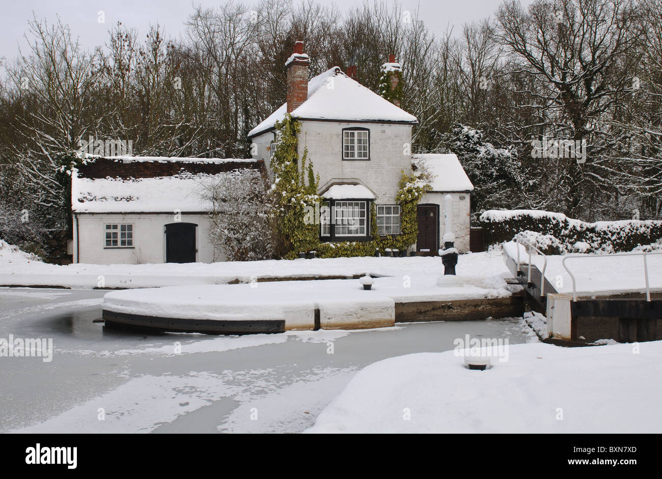 Cottage snow uk hi-res stock photography and images - Alamy