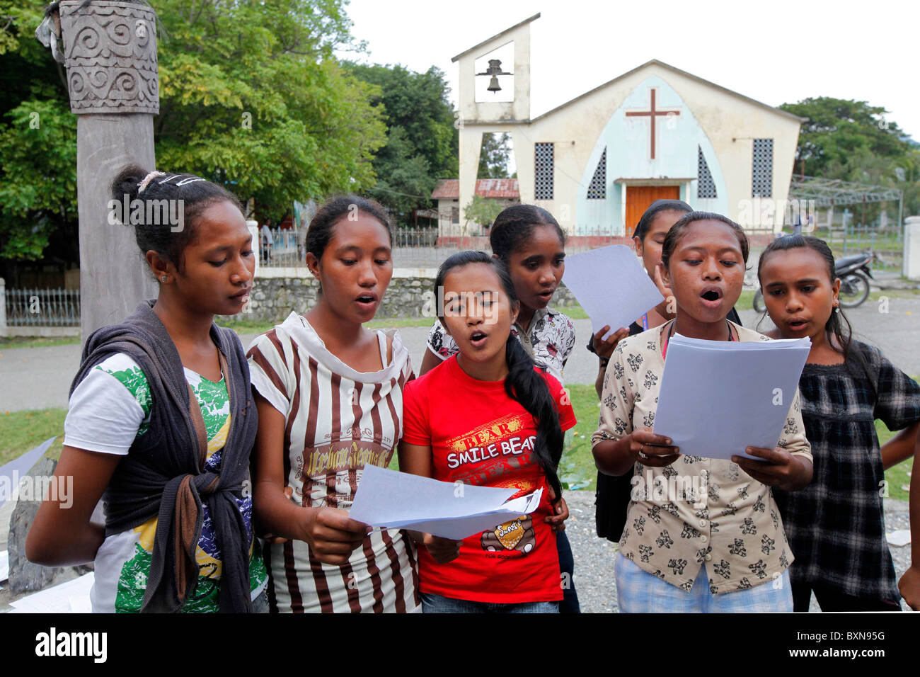 Gospel choir singing church hi-res stock photography and images - Alamy