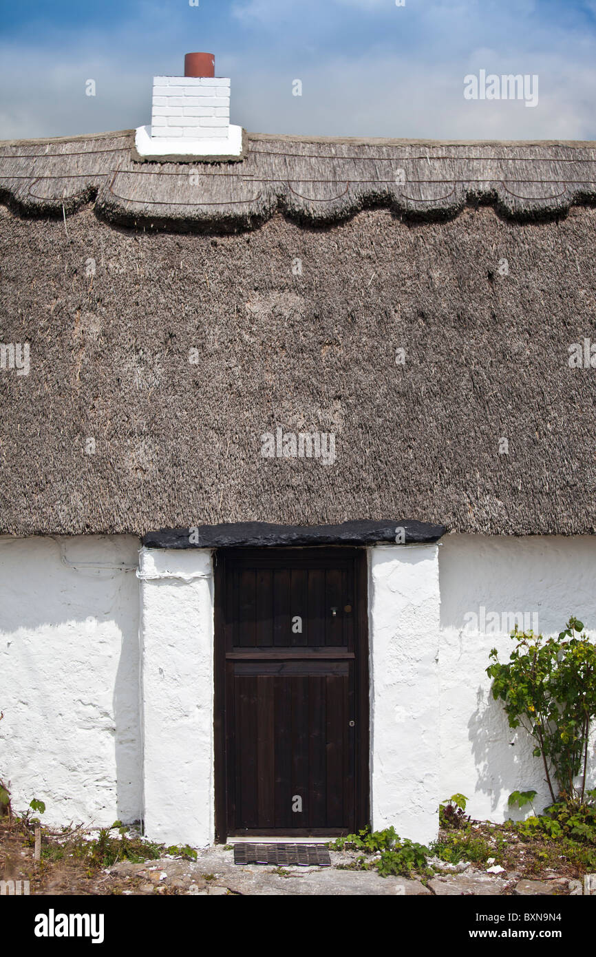 Cute thatched cottage hi-res stock photography and images - Alamy