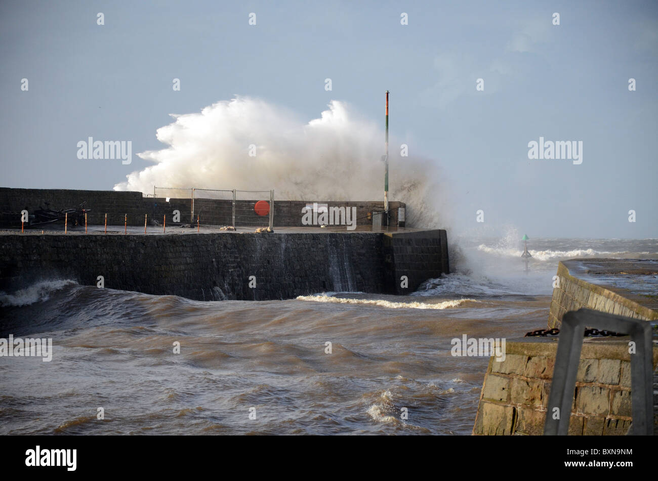 Waves harbour storm hi-res stock photography and images - Alamy