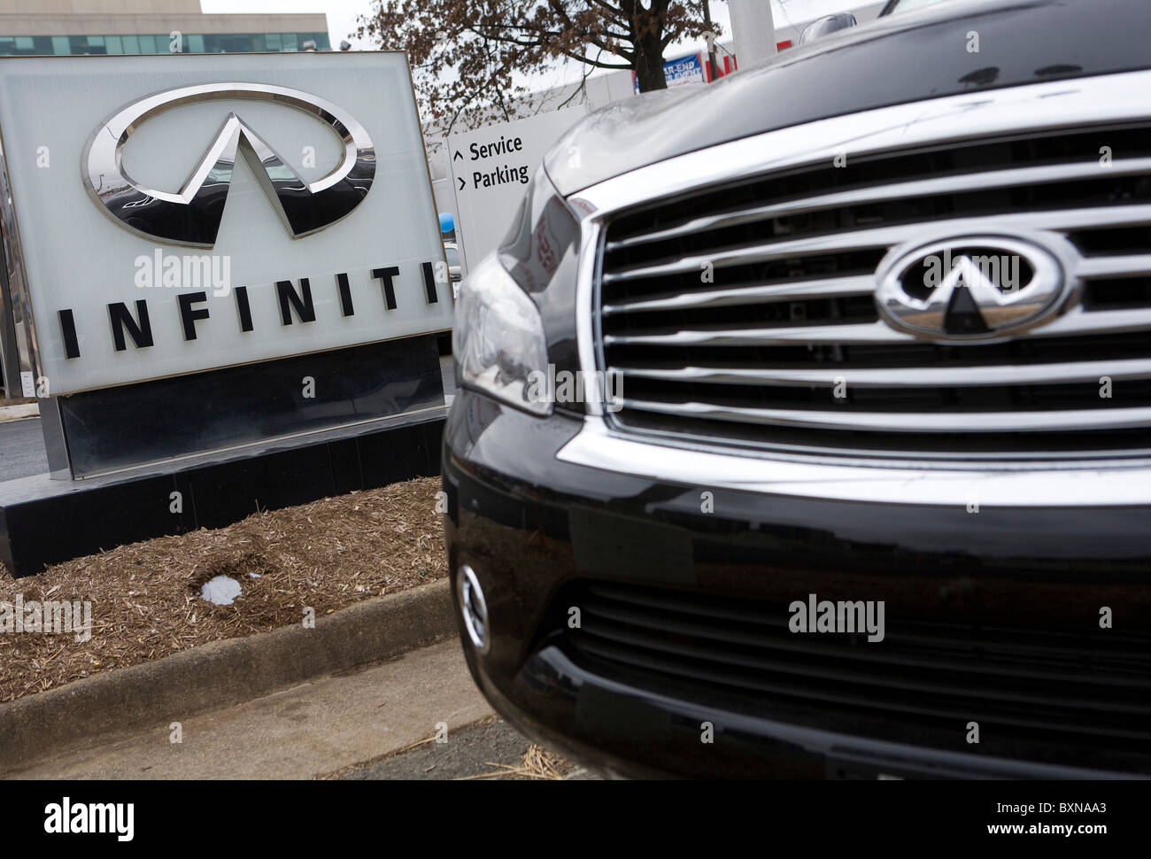 Infiniti dealership sign hi-res stock photography and images - Alamy