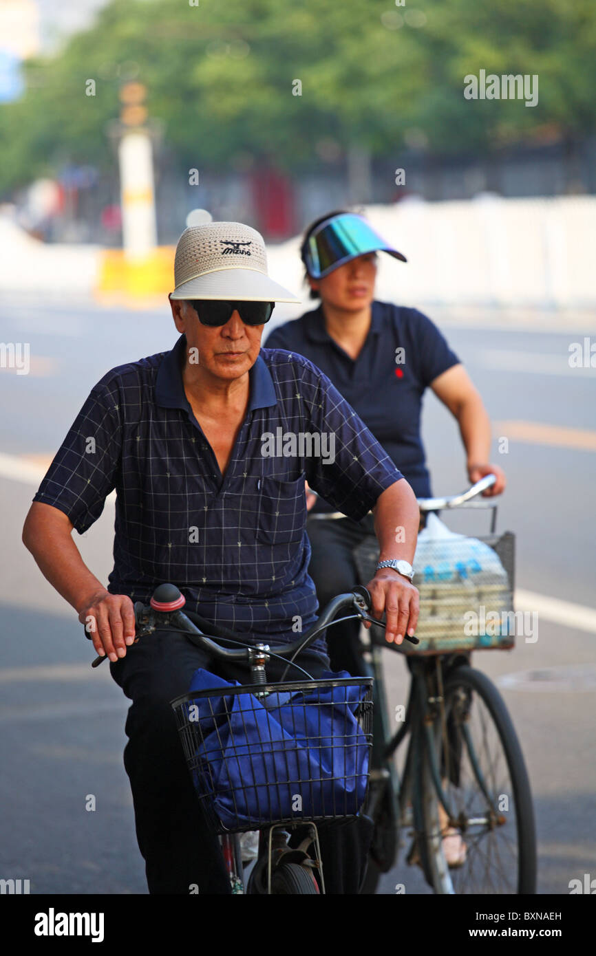 Chinese cyclists in Beijing Stock Photo - Alamy