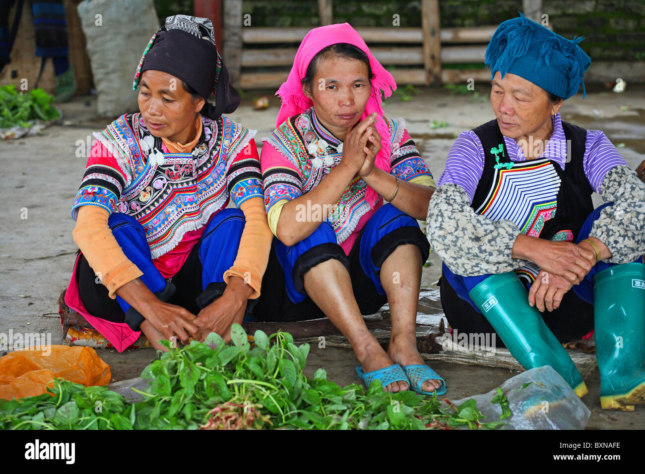 Chinese minority women market hi-res stock photography and images - Alamy
