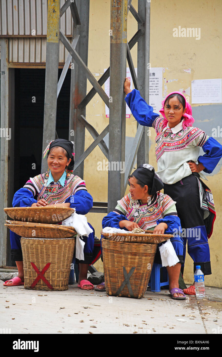 Yi ethnic minority women in Yuanyang, Yunnan Province, China Stock ...