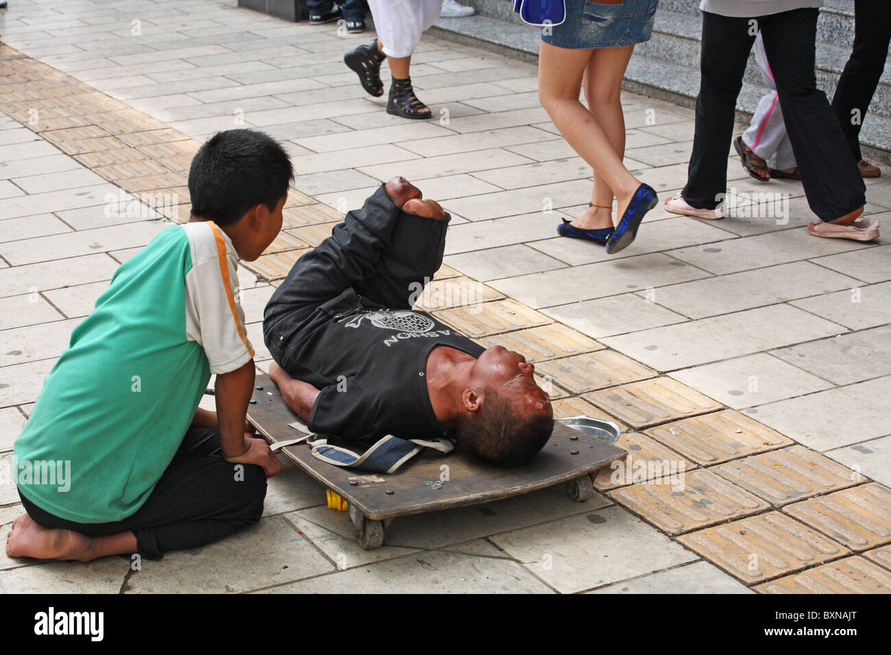 Beggars on the streets of Kunming, China Stock Photo: 33660784 - Alamy