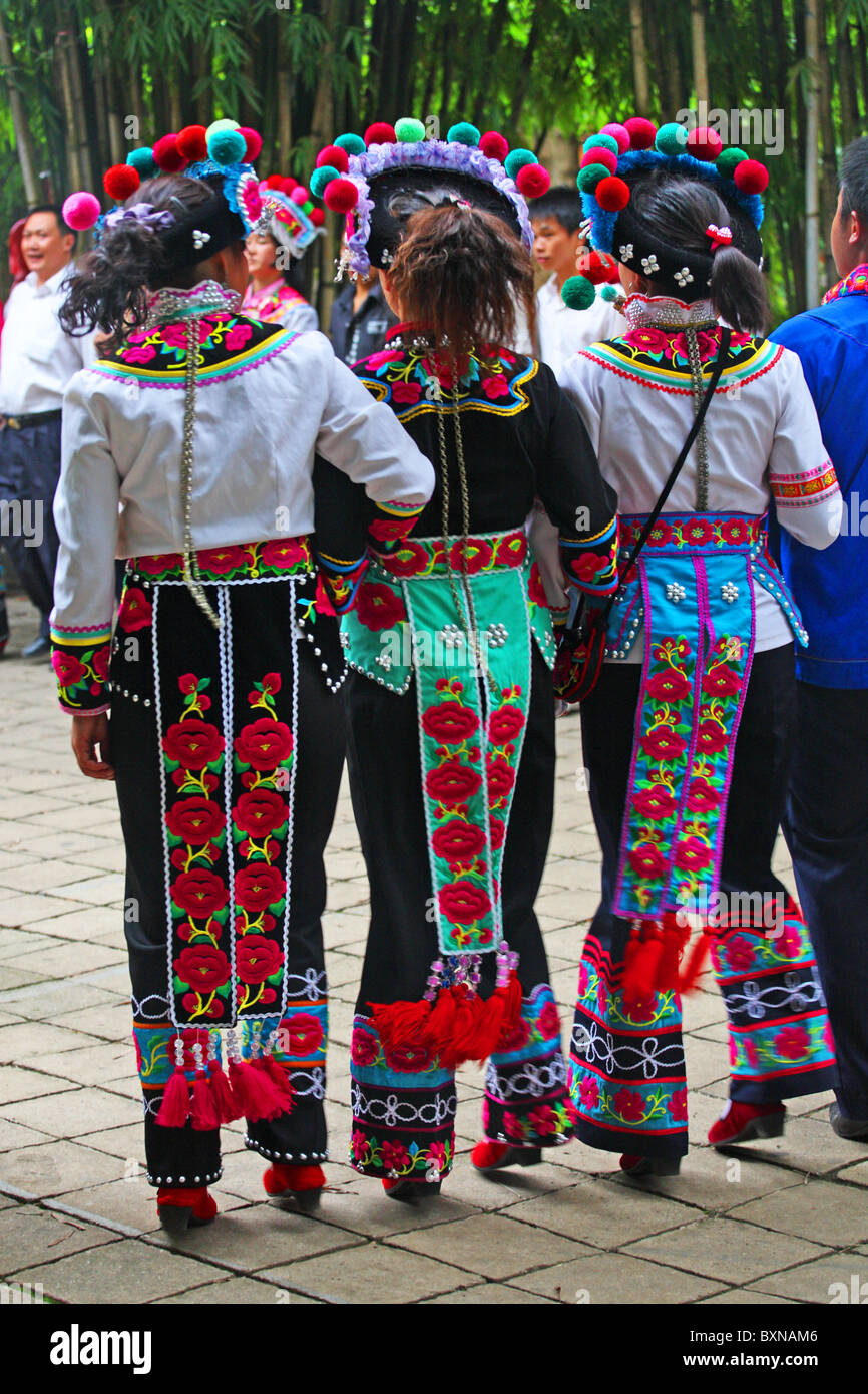 China line dancing hi-res stock photography and images - Alamy