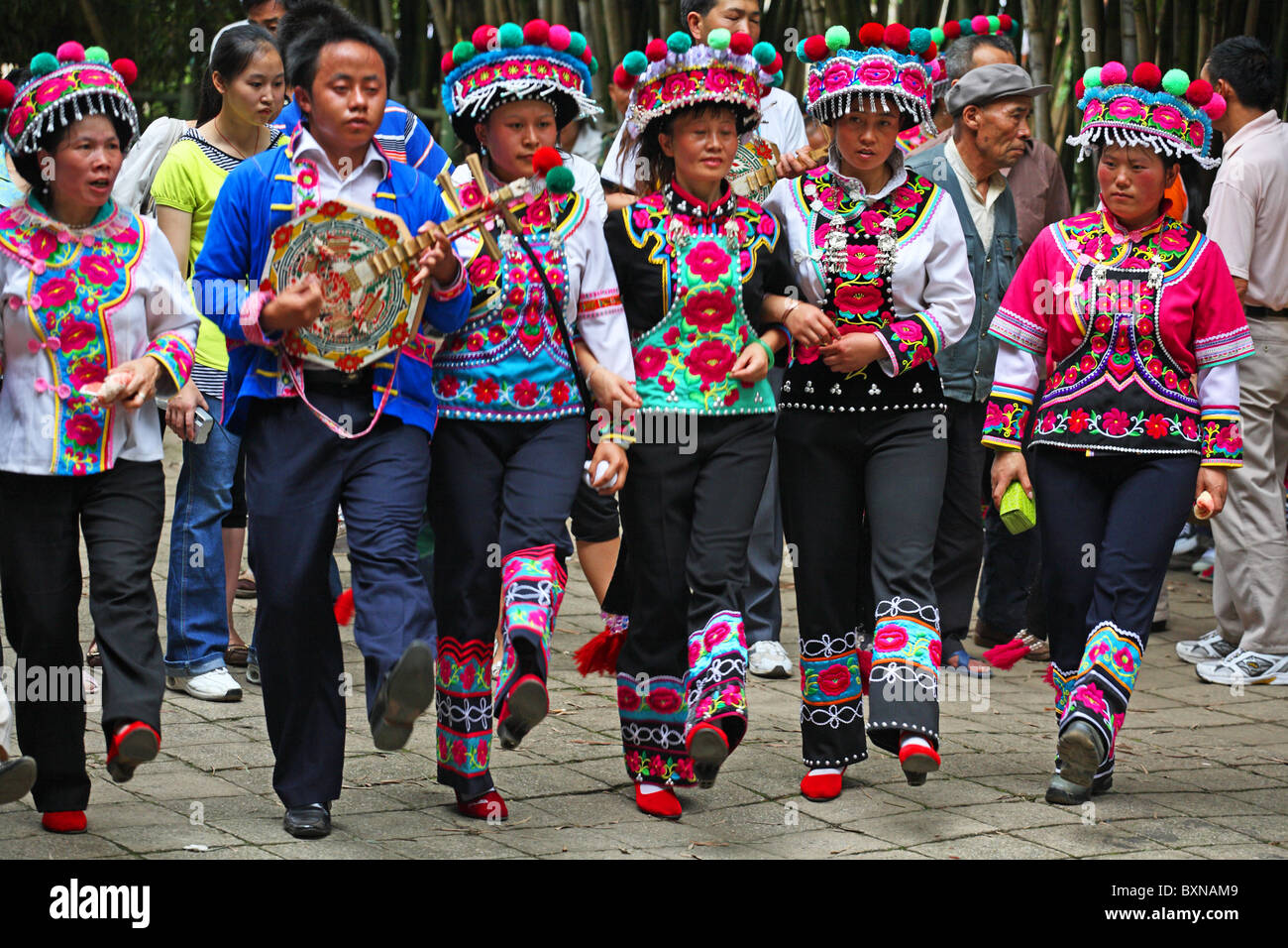 Dancers wearing historical costume hi-res stock photography and images ...