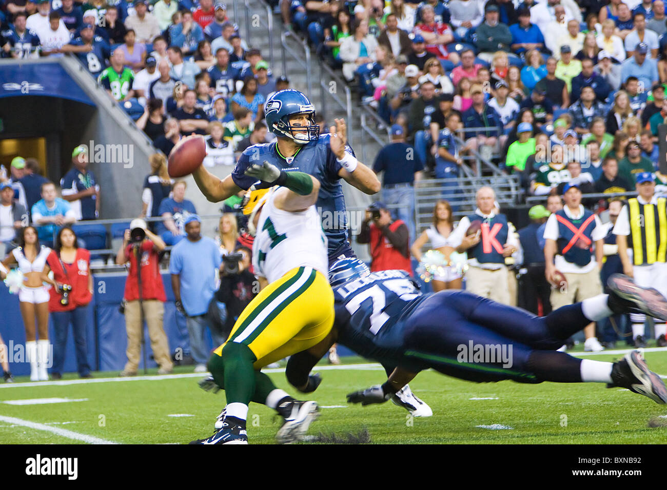 NFL football teams the Seattle Seahawks playing the Green Bay Packers ...
