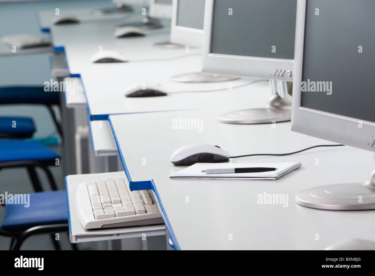 Empty computer class room Stock Photo - Alamy