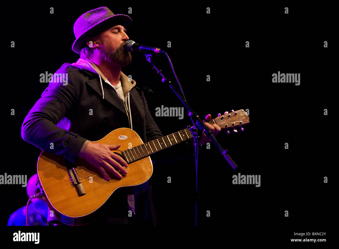 Rock band cake in concert hi-res stock photography and images - Alamy