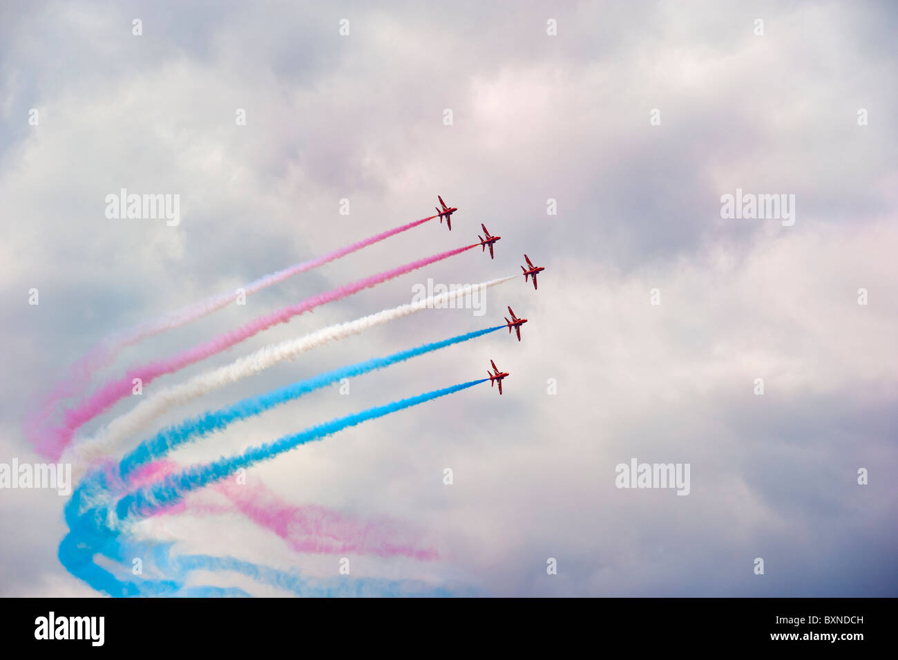 Red Arrows air display at the 2010 Farnborough Air Show Stock Photo - Alamy