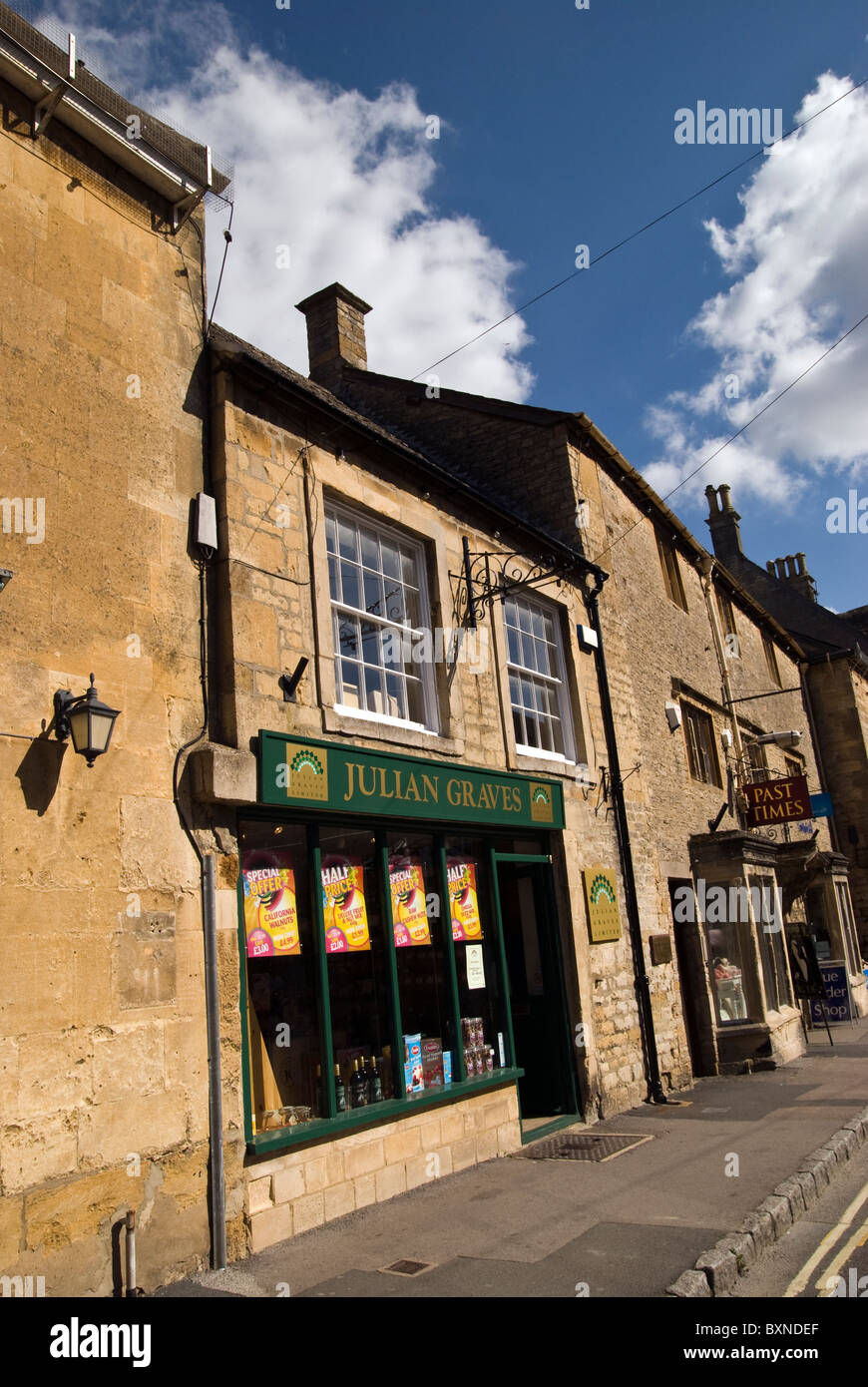 Row of village shops hi-res stock photography and images - Alamy
