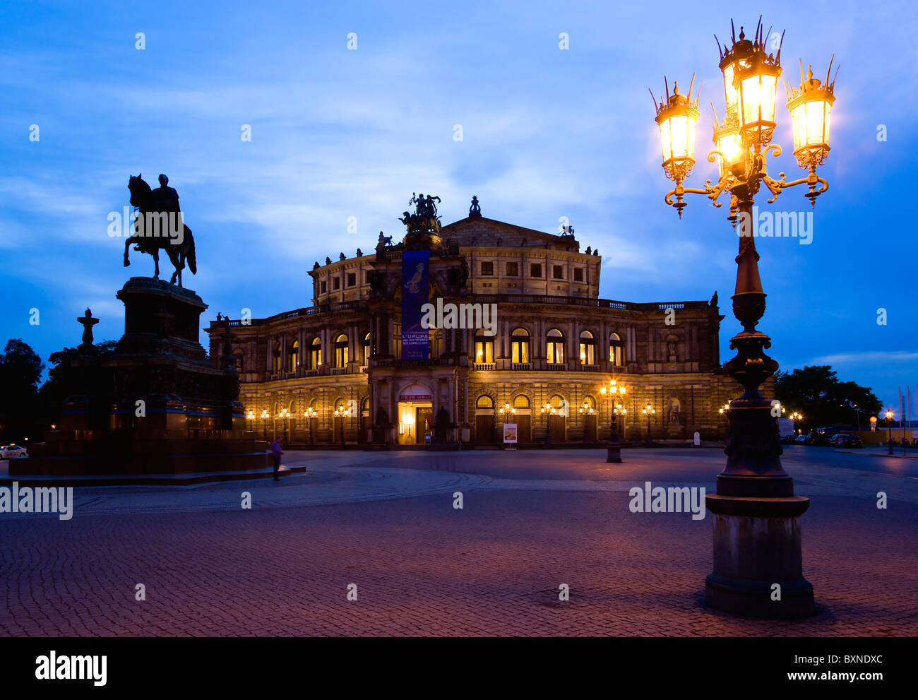 Opera house of the sachsische staatsoper dresden hi-res stock ...