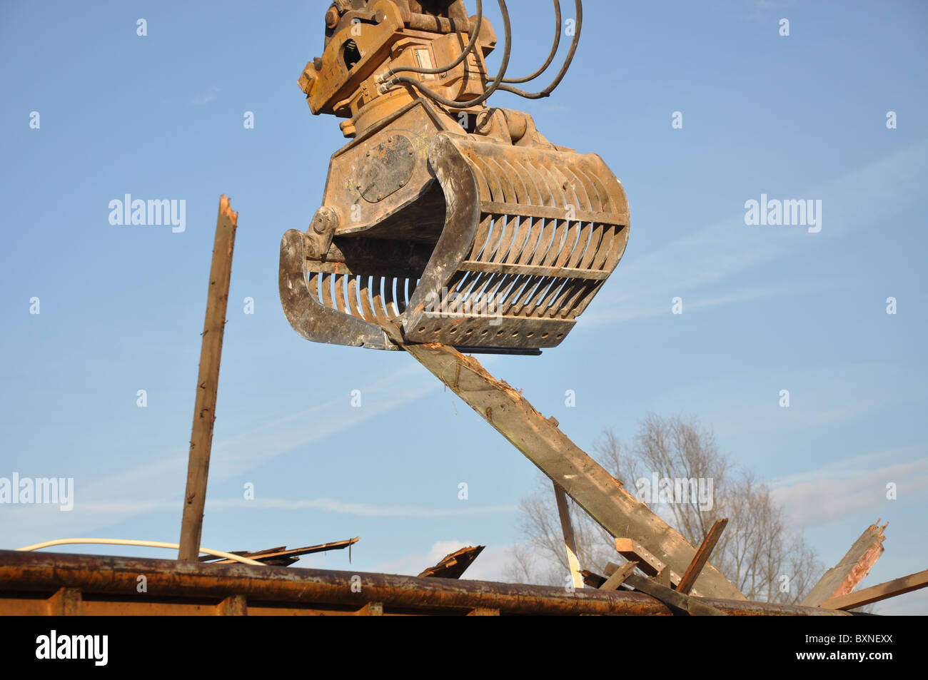 Demolition claw hi-res stock photography and images - Alamy