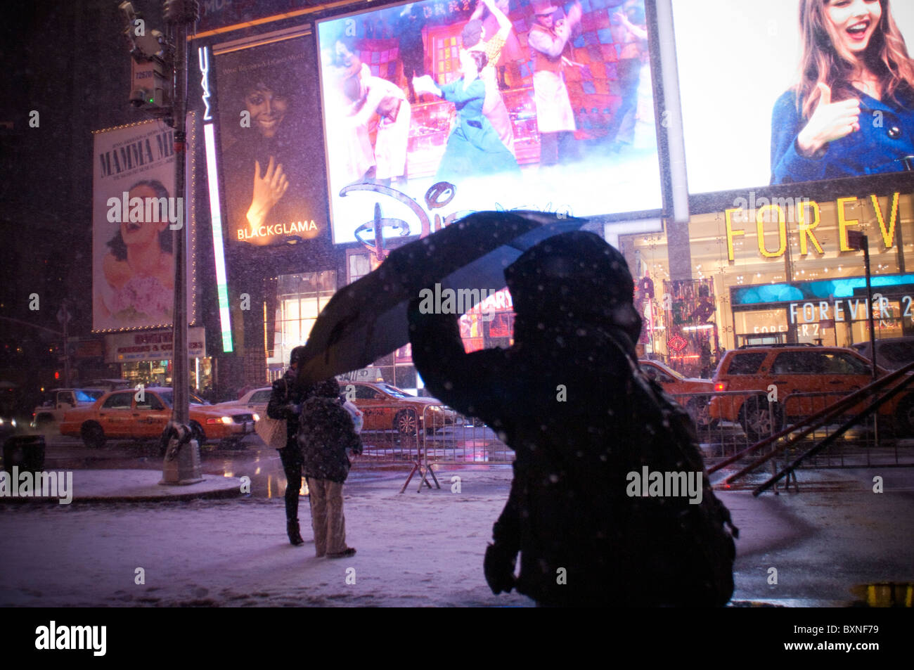 Snow in times square new york city hi-res stock photography and images ...