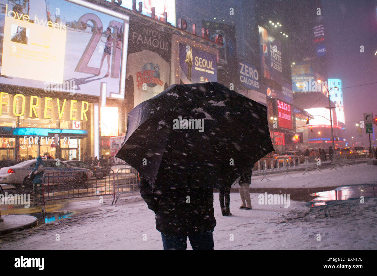 New Yorkers and visitors maneuver through the snow in Times Square in ...