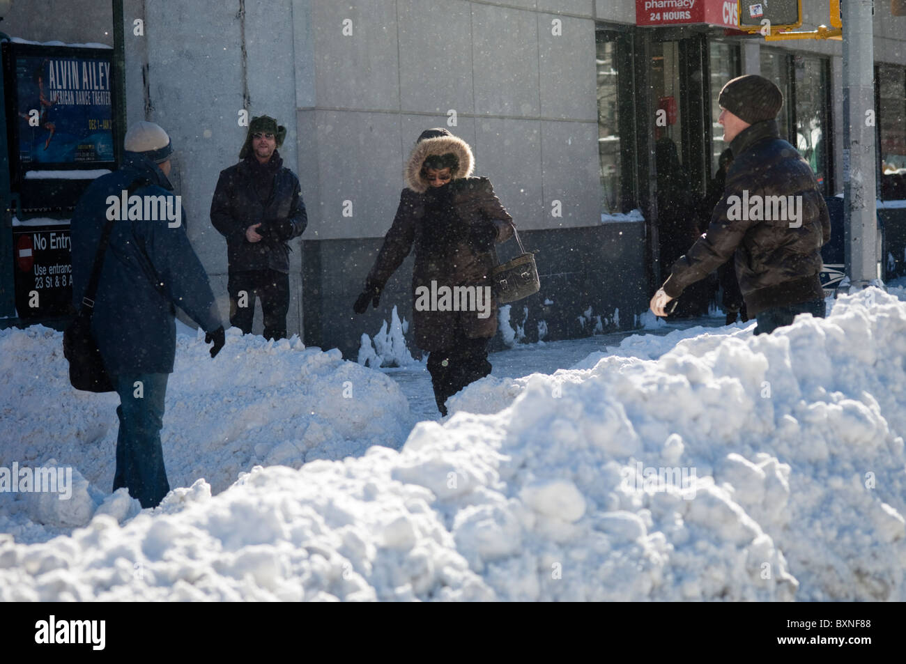 Shoveling snow nyc hi-res stock photography and images - Alamy