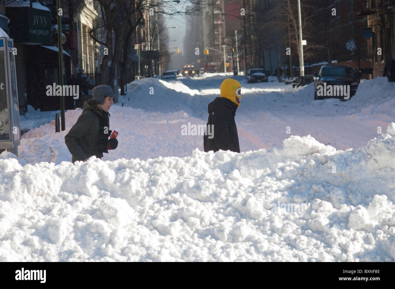 Shoveling snow nyc hi-res stock photography and images - Alamy