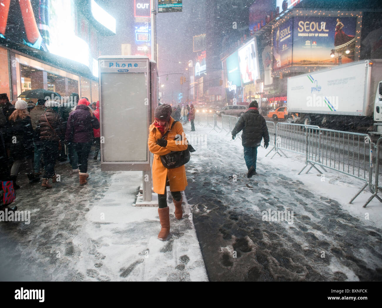 Snow in times square new york city hi-res stock photography and images ...