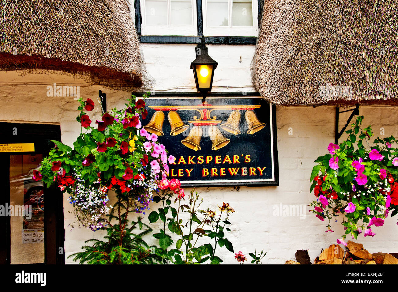 English pub scene hi-res stock photography and images - Alamy