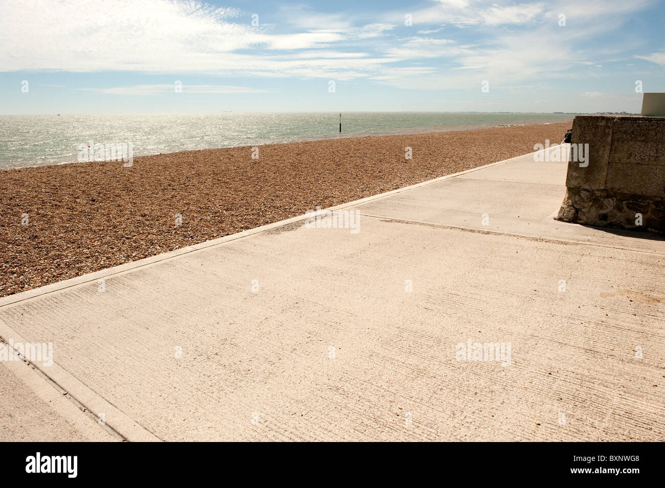 Uk beach shingle sea hi-res stock photography and images - Alamy