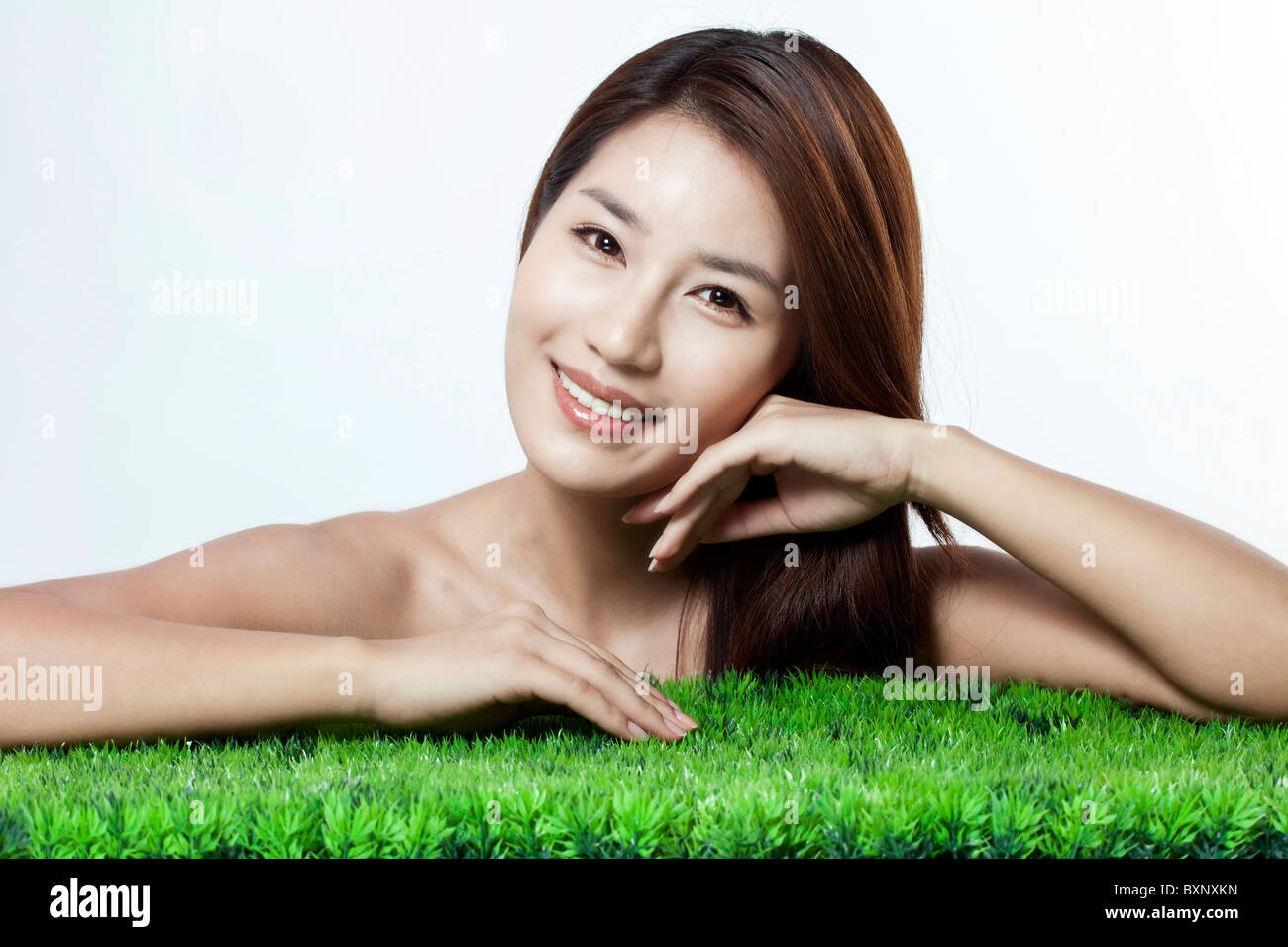 Woman smilling facing camera hi-res stock photography and images - Alamy
