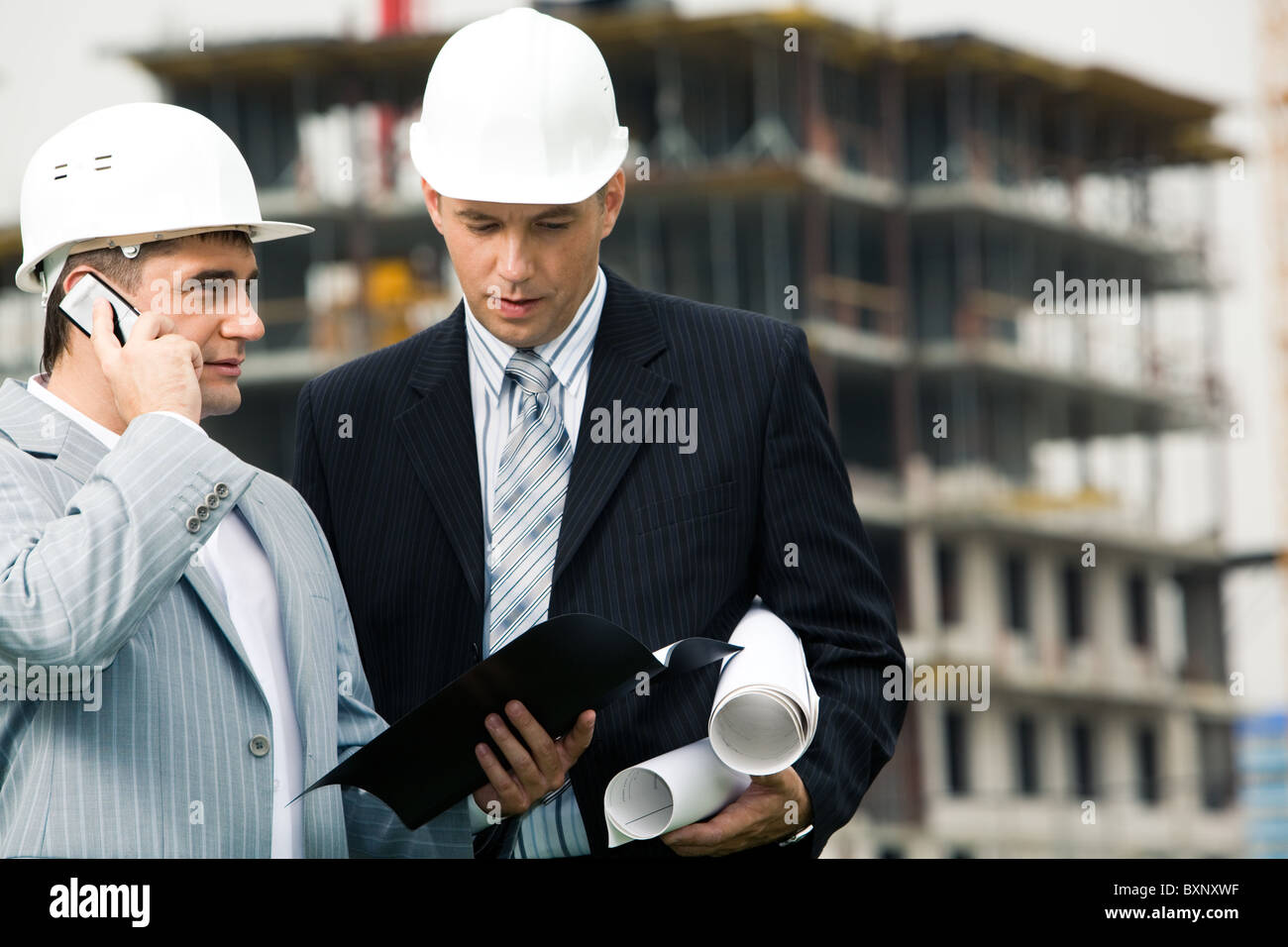 Portrait two engineers outdoors hi-res stock photography and images - Alamy