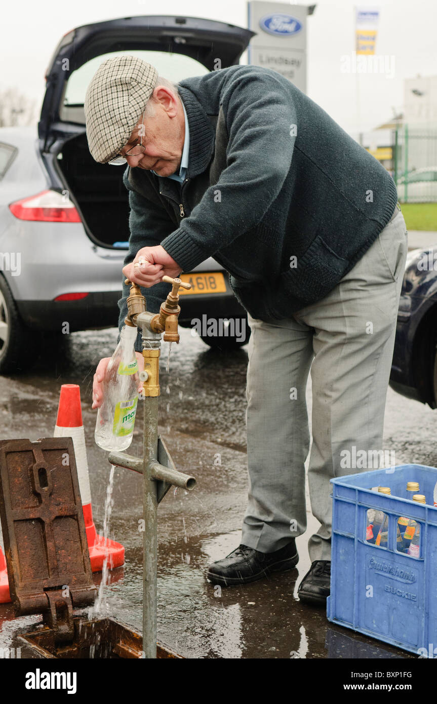 Filling water bottles house hi-res stock photography and images - Alamy