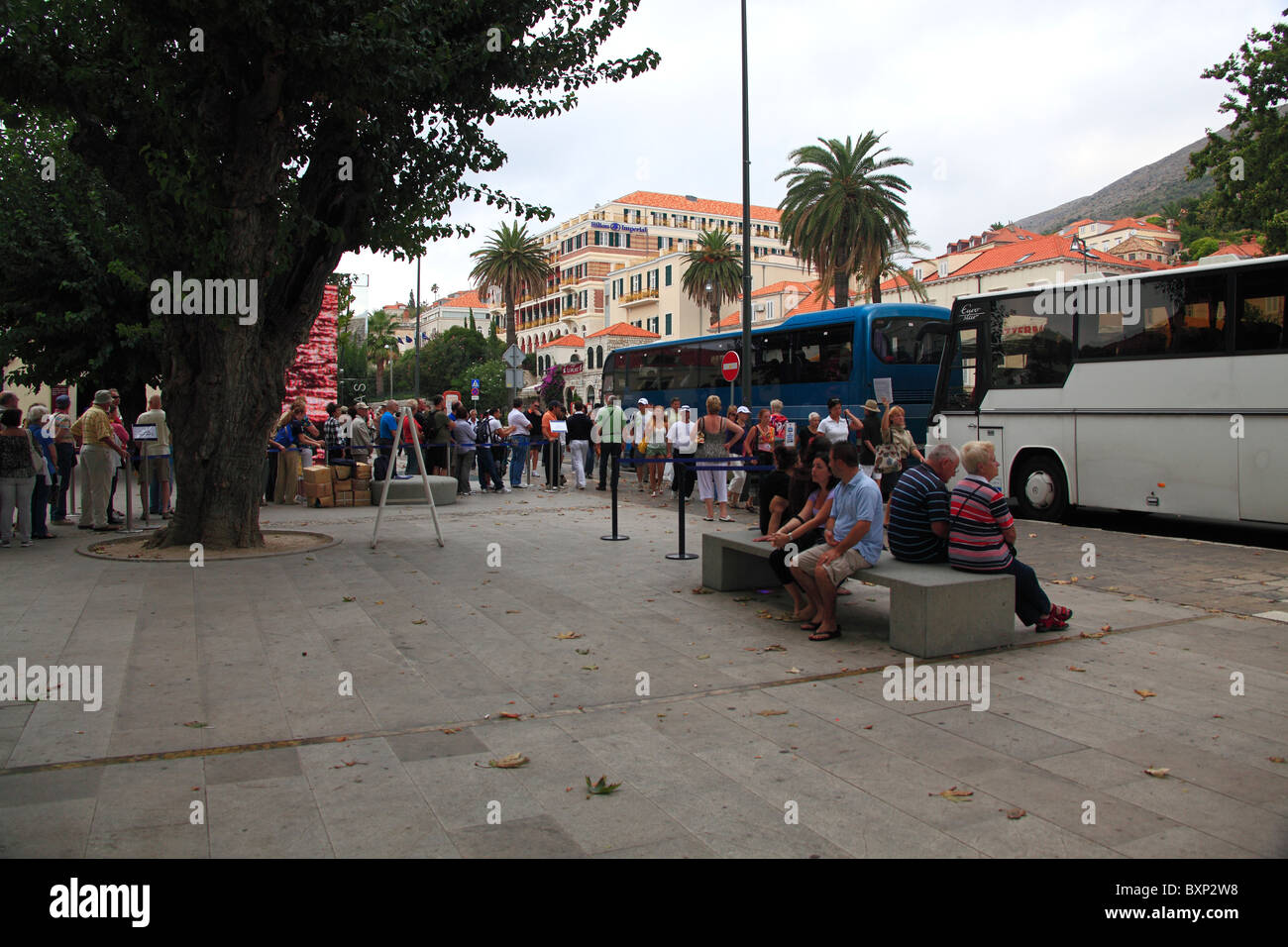 Touristen warten auf Bus Tourists wait for Bus Stock Photo - Alamy
