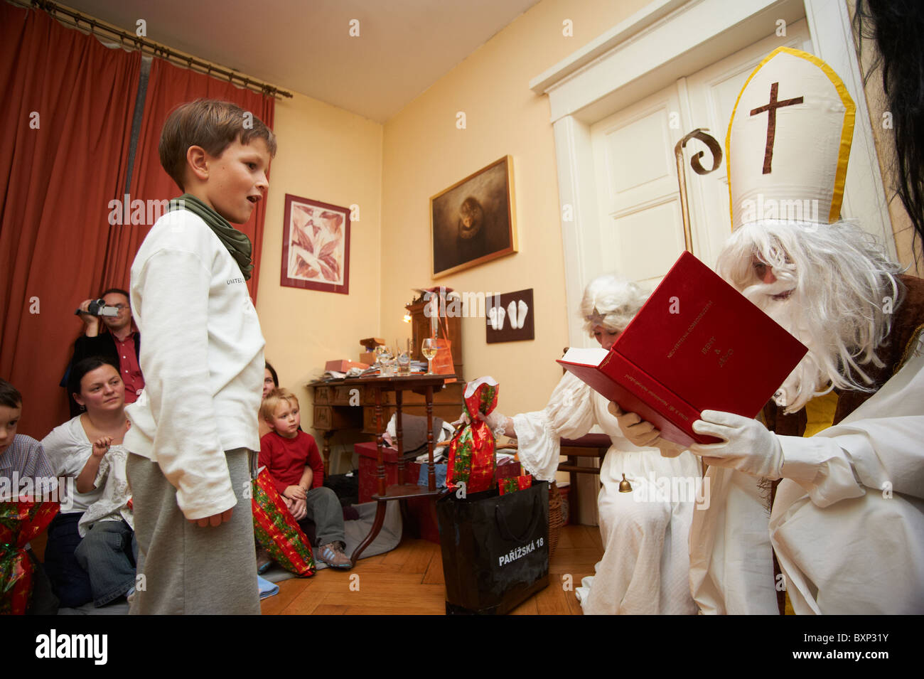 Nicholas mikulas and angel hi-res stock photography and images - Alamy