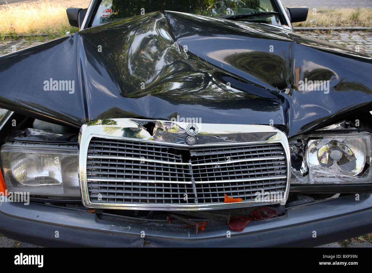 Car damaged in an accident hi-res stock photography and images - Alamy