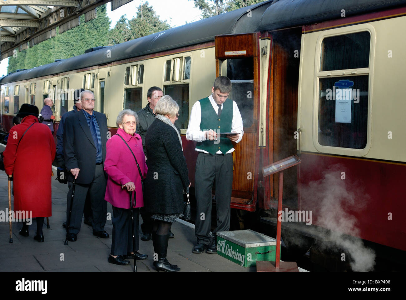 Passengers Boarding Train Stock Photos & Passengers Boarding Train ...