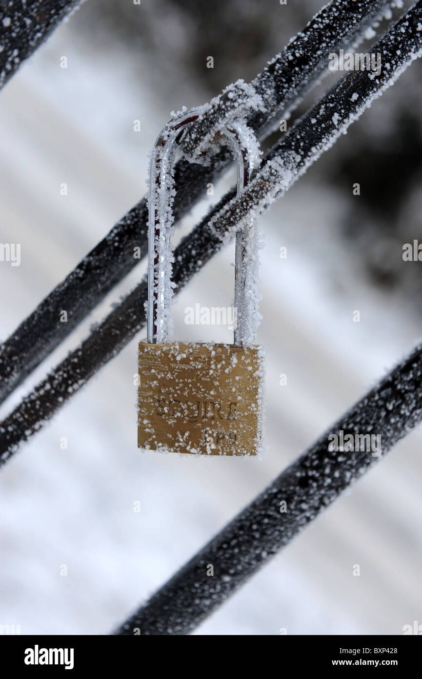 padlock lock covered in snow and ice Stock Photo - Alamy