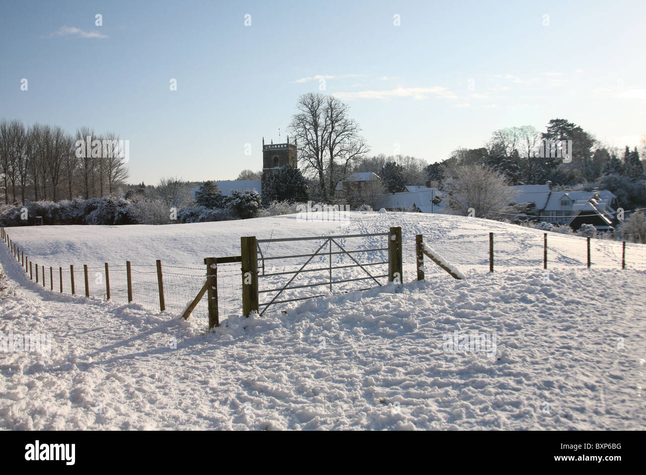 English village snow scene hi-res stock photography and images - Alamy