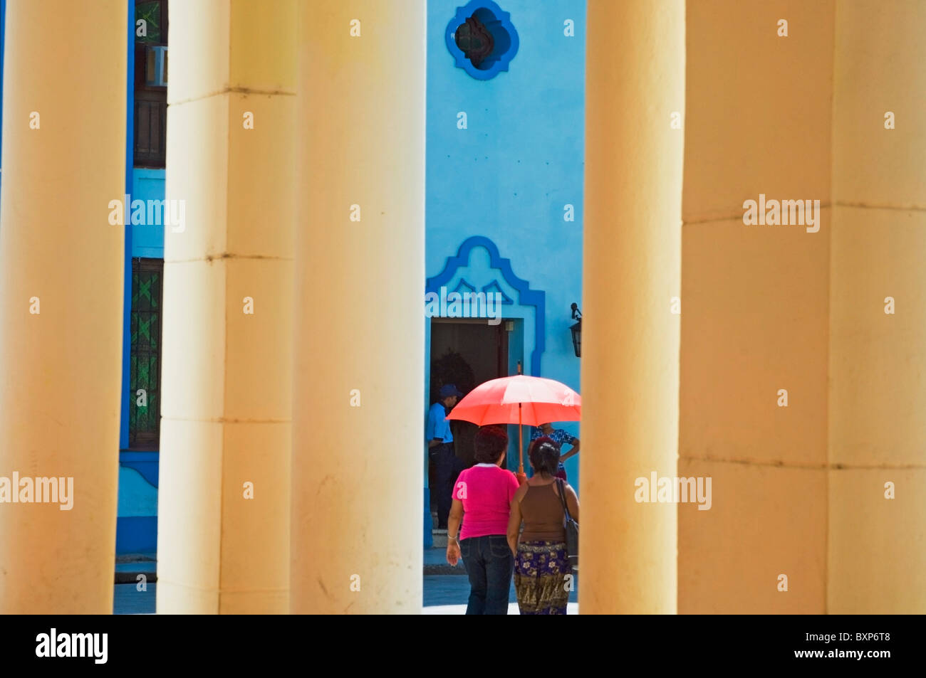 Cream color building hi-res stock photography and images - Alamy